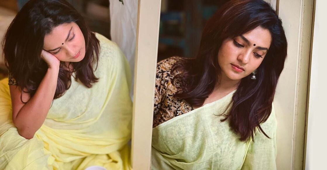 മഞ്ജു വാരിയറെ പോലെയുണ്ടല്ലോ, പഴയ ലുക്കിൽ തിരിച്ചെത്തി; സാരിയി ...