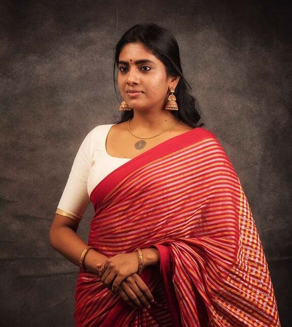 ചുവപ്പു സാരിയിൽ ആത്മവിശ്വാസത്തോടെ നിമിഷ സജയൻ- Nimisha Sajayan | Social ...