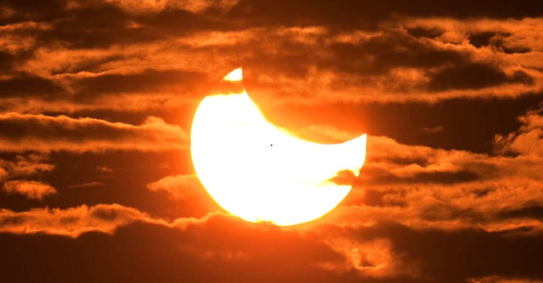 സൂര്യഗ്രഹണം ആരംഭിച്ചു, തമോഗോളങ്ങളുടെ 'എമ്പുരാൻ'; ലൈവ് ആയി കാണാം ...