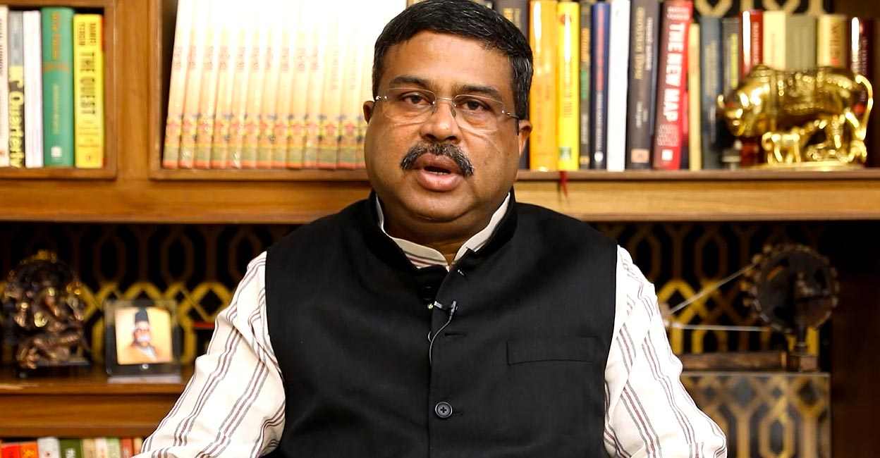 ‘നുണ വിൽക്കുന്നു’: നോട്ട് പിൻവലിക്കലിൽ കേജ്‌രിവാളിനെതിരെ ധർമേന്ദ്ര ...