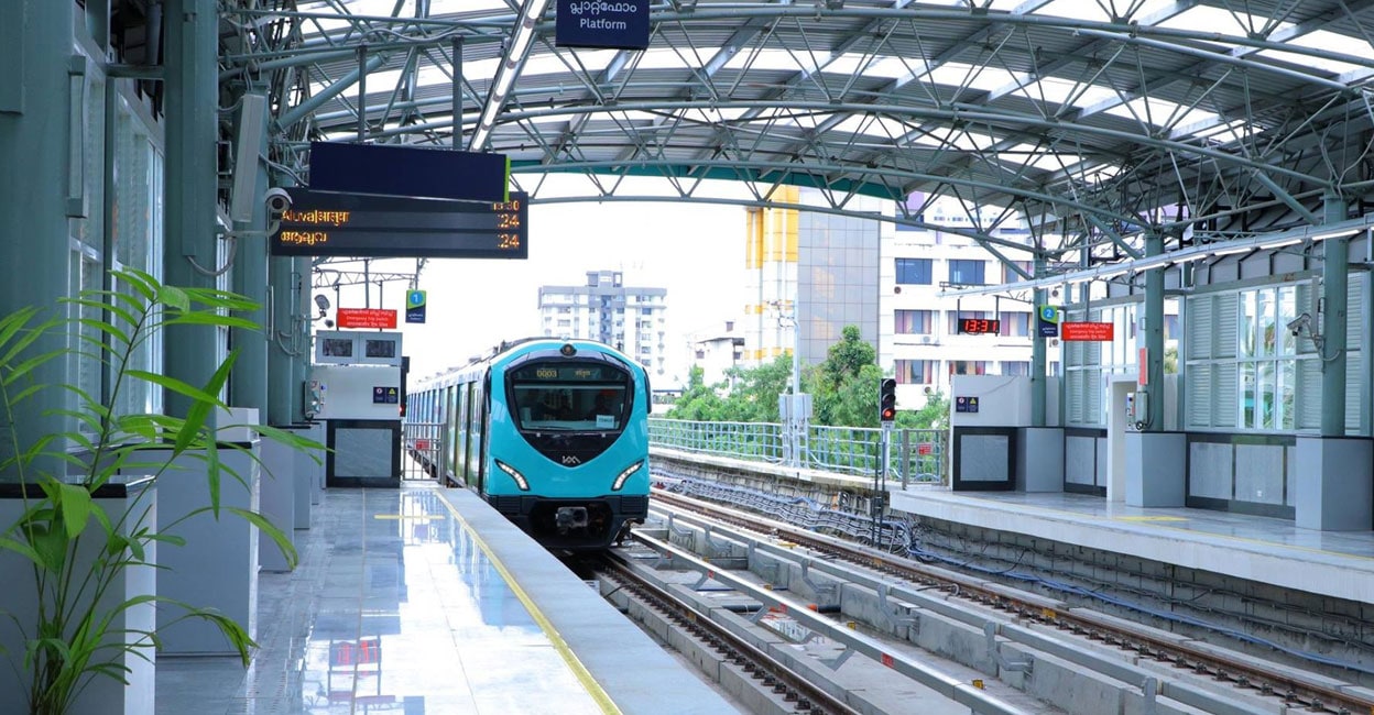 സ്മാർട് കാർഡുകൾ പണിമുടക്കി, മെട്രോ യാത്രക്കാർക്ക് പണി കിട്ടി ...