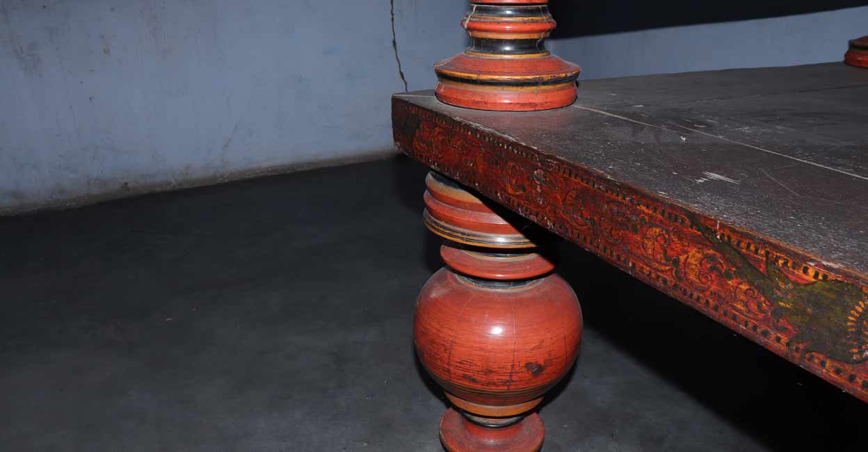 കരിമ്പനയും മാടമ്പിവിളക്കും പാമ്പിൻകാവും; ഇത് വെള്ളാംഗമഠം തറവാട് ...