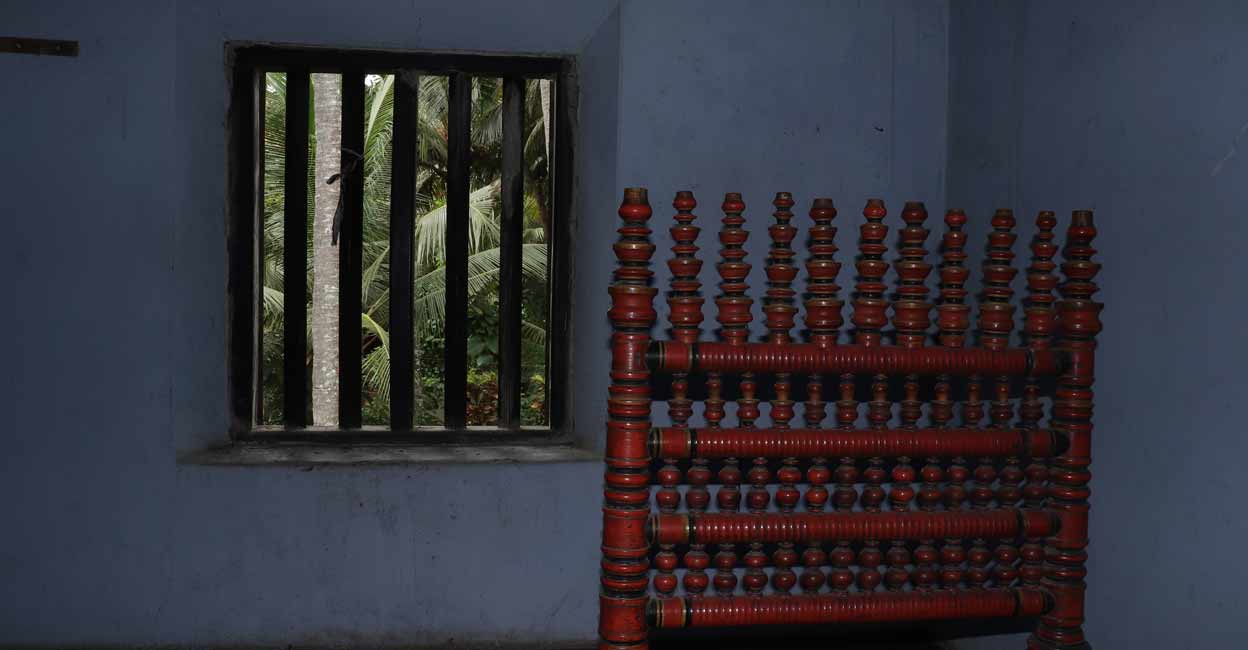 കരിമ്പനയും മാടമ്പിവിളക്കും പാമ്പിൻകാവും; ഇത് വെള്ളാംഗമഠം തറവാട് ...