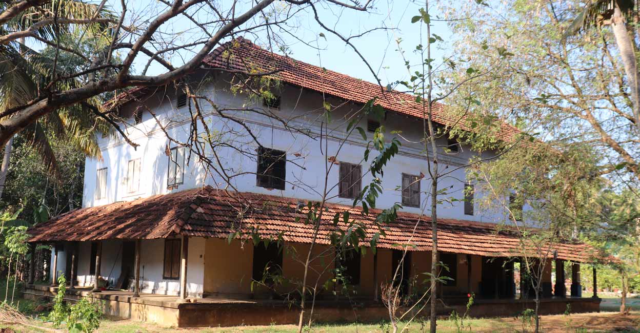 കരിമ്പനയും മാടമ്പിവിളക്കും പാമ്പിൻകാവും; ഇത് വെള്ളാംഗമഠം തറവാട് ...