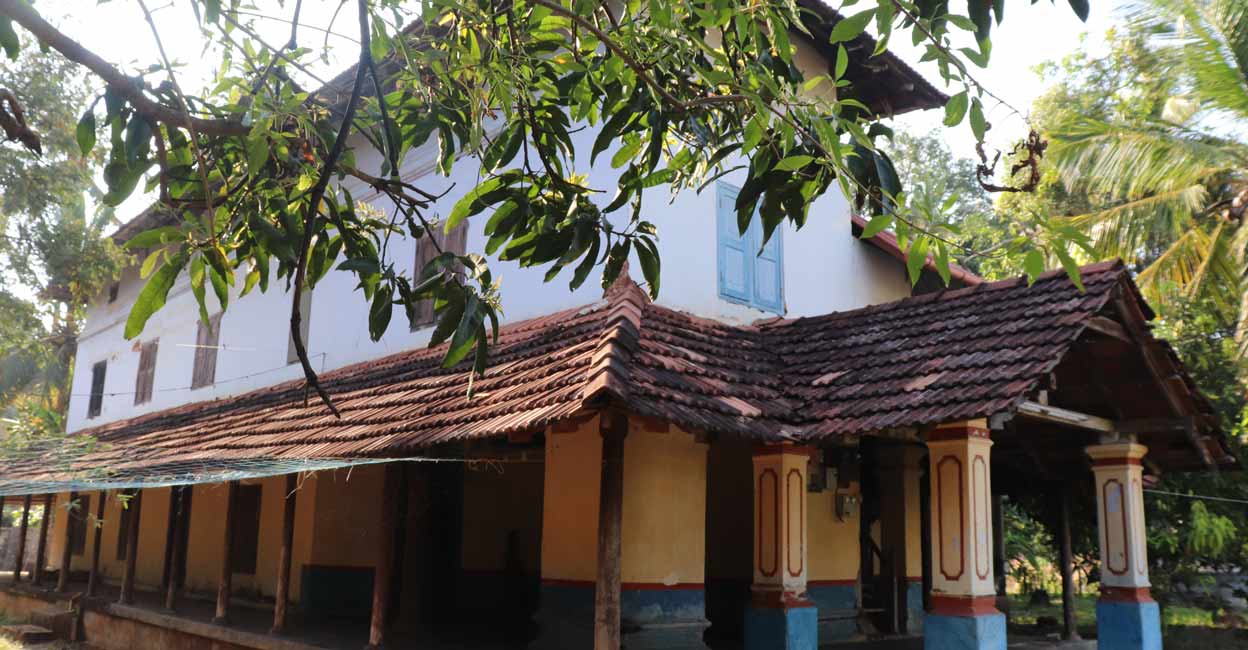 കരിമ്പനയും മാടമ്പിവിളക്കും പാമ്പിൻകാവും; ഇത് വെള്ളാംഗമഠം തറവാട് ...