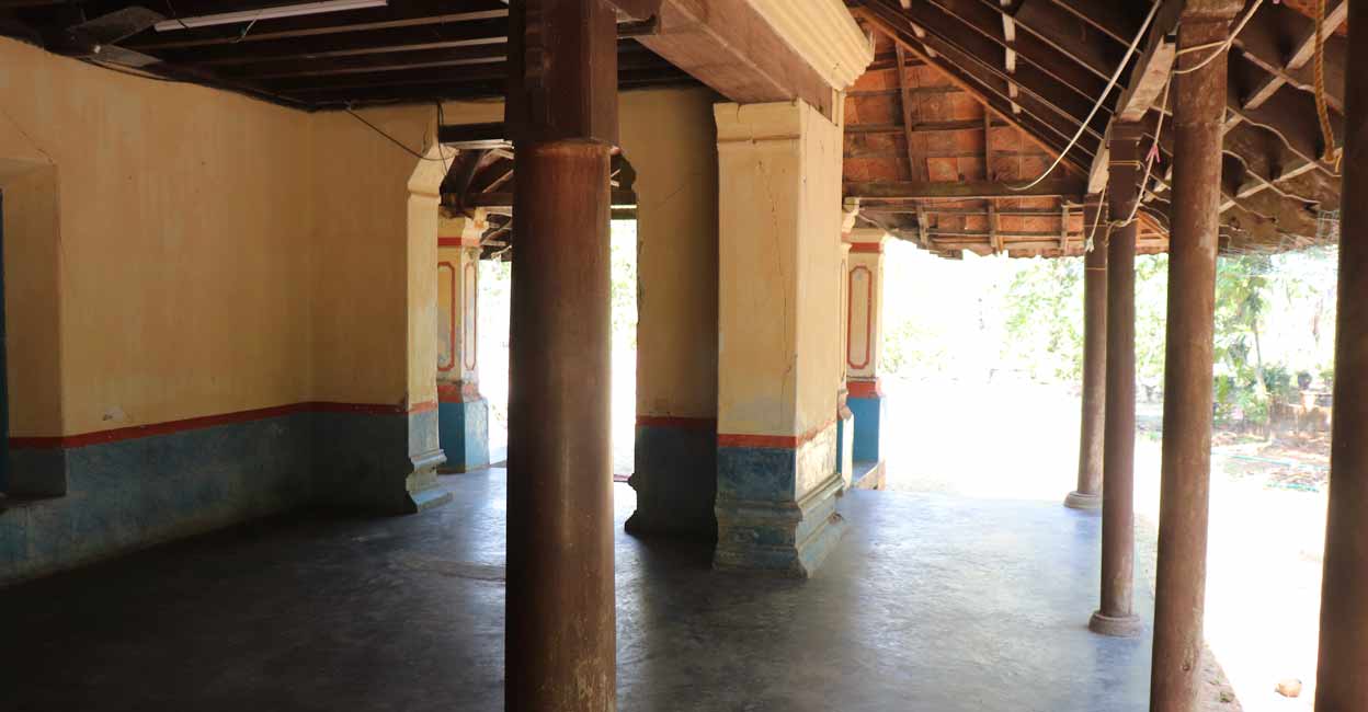 കരിമ്പനയും മാടമ്പിവിളക്കും പാമ്പിൻകാവും; ഇത് വെള്ളാംഗമഠം തറവാട് ...