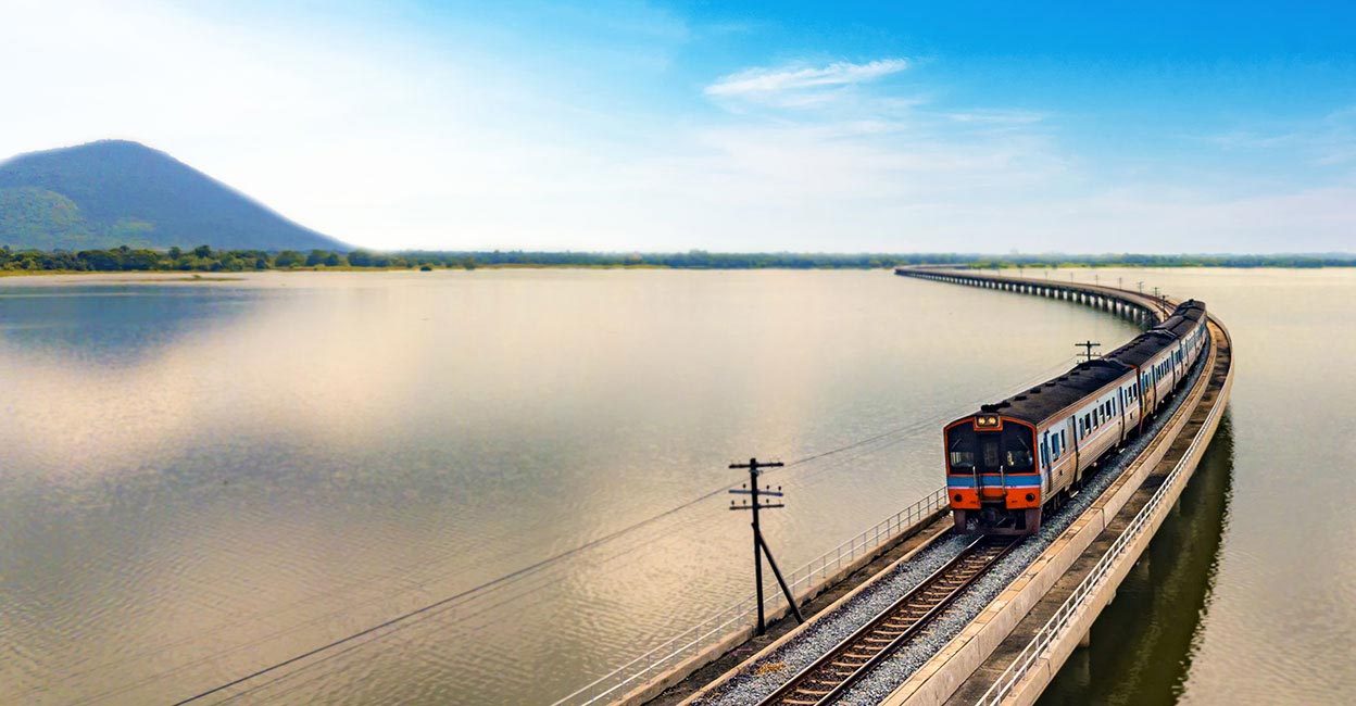 'വെള്ളത്തിലൂടെ' കുതിച്ചു പായും ട്രെയിന്‍, തായ്‌ലൻഡിലെ മണ്‍സൂണ്‍ സ്പെഷല് ...