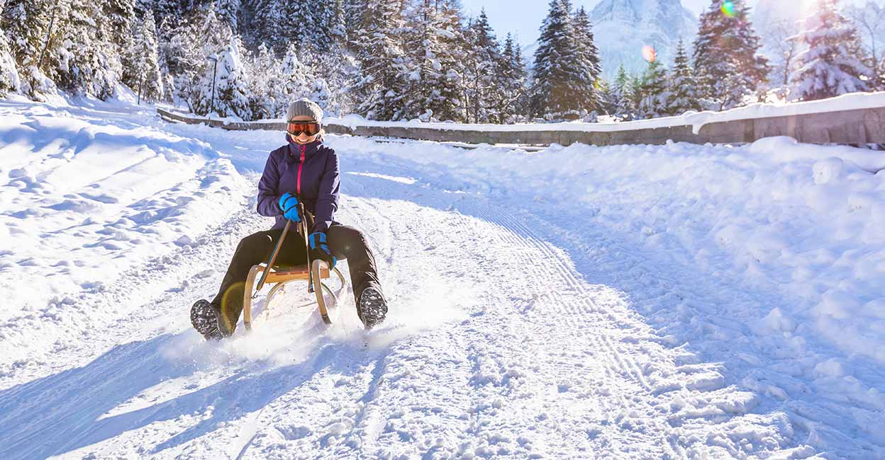 മഞ്ഞുമൂടിയ ട്രാക്കിലൂടെ ട്രെയിൻ; കശ്മീരിന്റെ ശൈത്യകാല കാഴ്ചക ...