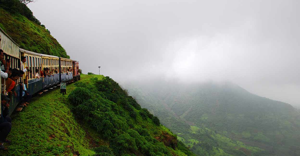 ഏറ്റവും മനോഹരമായ ട്രെയിൻ റൂട്ടുകൾ; താഴ്‍‍വരകളും മഞ്ഞണിഞ്ഞ മലകളും ...
