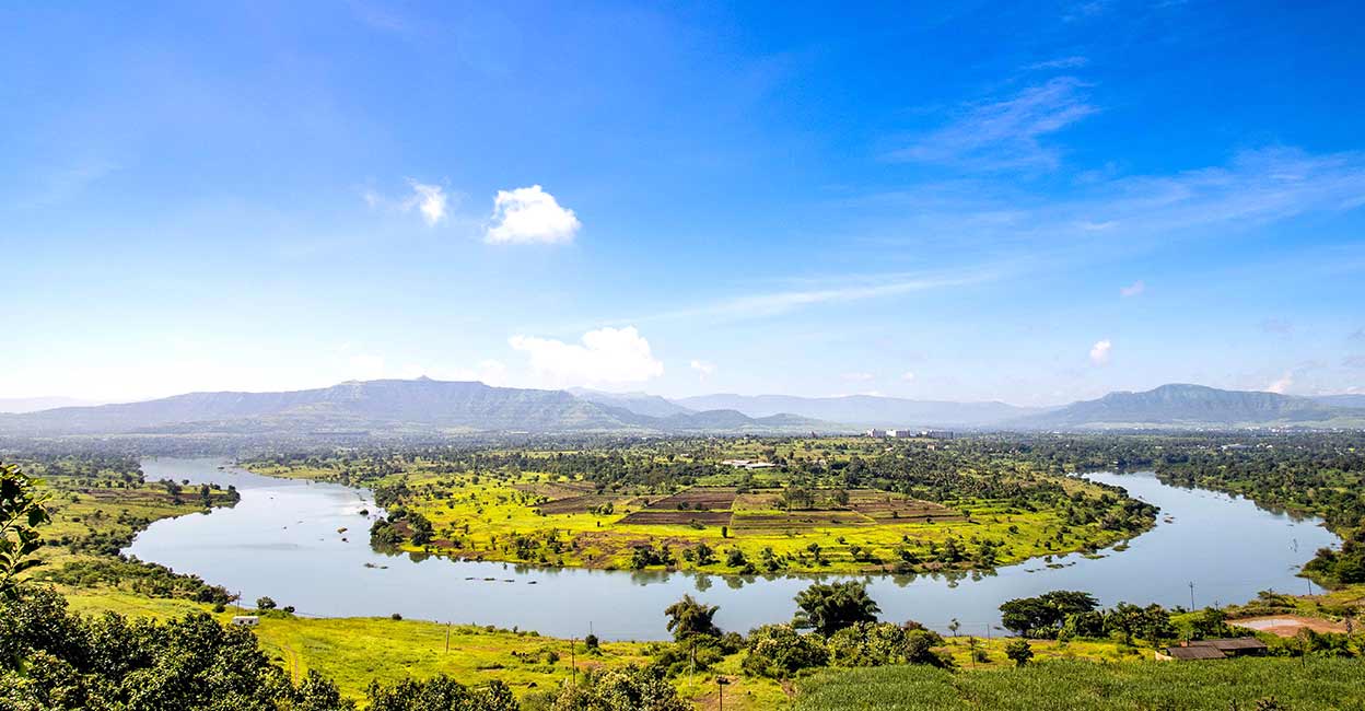 റോഡ്‌ ട്രിപ്പുകാരുടെ പ്രിയപ്പെട്ട ഇടം; മാലയിട്ട് ഒരുങ്ങിയ നദി, കൗതുകം ...