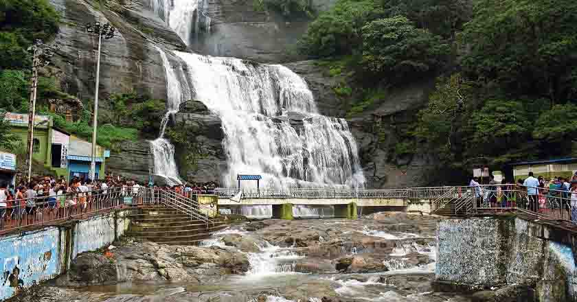 മലകയറിപ്പോകുന്ന ട്രെയിനിൽ കയറി വെള്ളച്ചാട്ടങ്ങളുടെ നാട്ടിലേക്ക് ...
