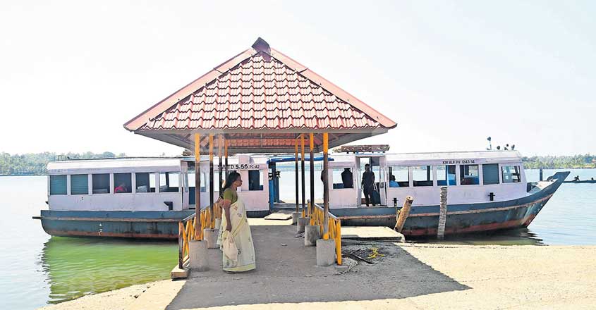 കാൽ നനയ്ക്കാം, മീൻ പിടിക്കാം ദ്വീപിലേക്കു സ്വാഗതം | kollam sambranikodi ...