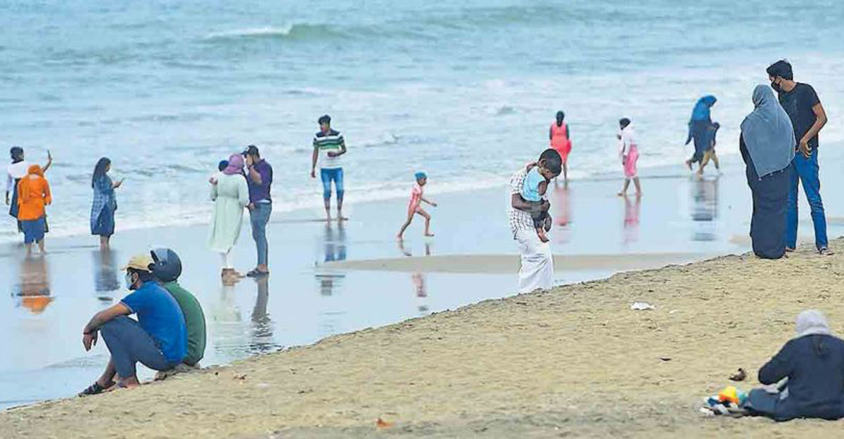 തുറക്കാത്ത ബീച്ചിലേക്ക് ഒഴുകിയെത്തി ജനങ്ങൾ, വടിയെടുത്ത് കളക്ട ...