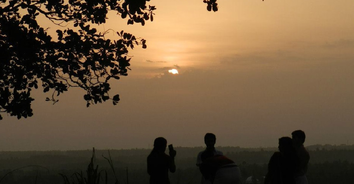 വടകരയുടെ ഊട്ടി, മുത്തപ്പൻ വാണരുളുന്ന മലമുകളിലെ കാഴ്ച വിസ്മയങ്ങ ...