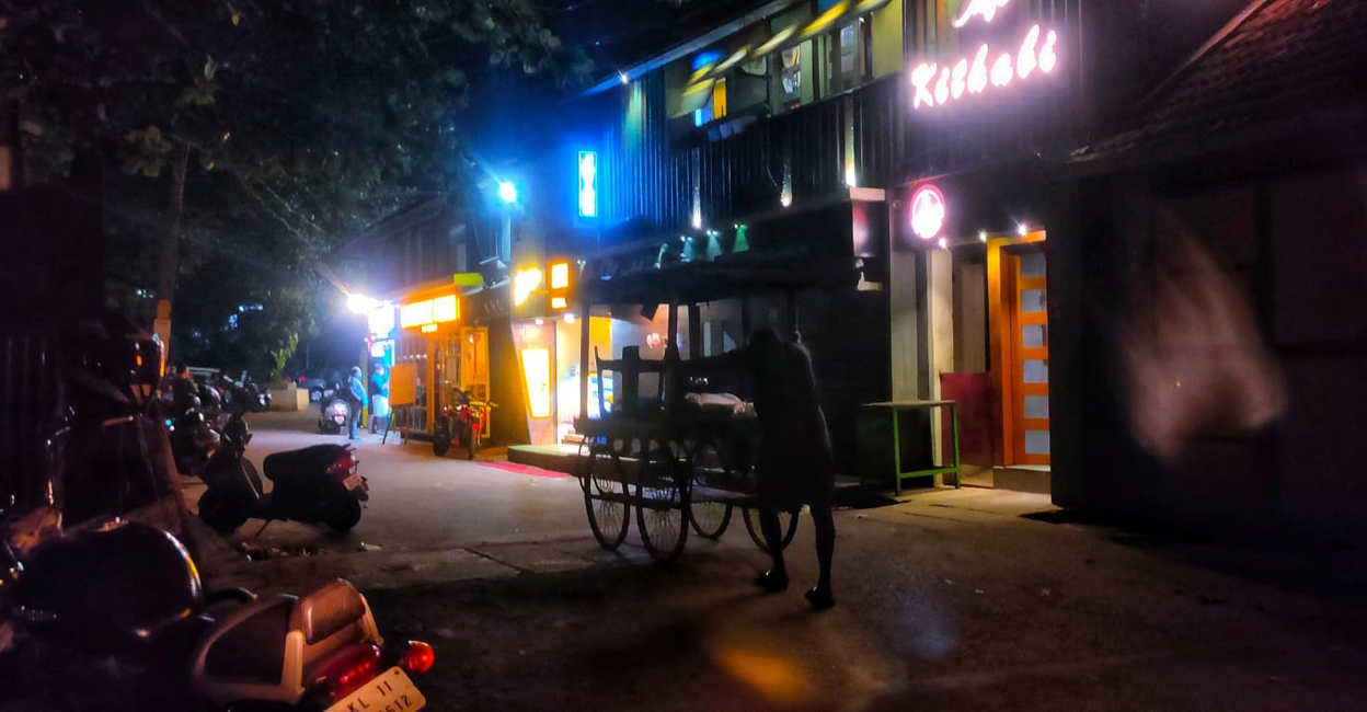 കോഴിക്കോടുണ്ട് ഗുജറാത്തി തെരുവ് | Walking down the Gujarati Street of ...