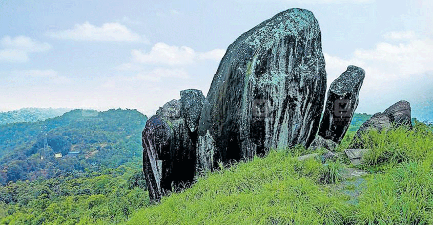 മലമുകളിൽ ടെന്റിൽ താമസം, പാറയെ മൂടുന്ന കോടമഞ്ഞ്; കാഴ്ചയുമായി ...