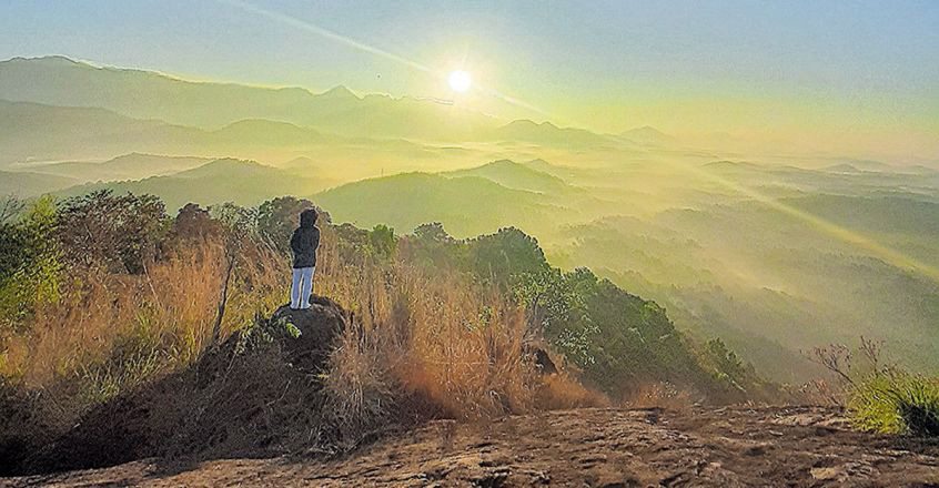 തിരുവനന്തപുരത്തെ 'മീശപ്പുലിമല'; മഞ്ഞും മേഘക്കൂട്ടവും നിറഞ്ഞ കൗതുകകാഴ്ച ...