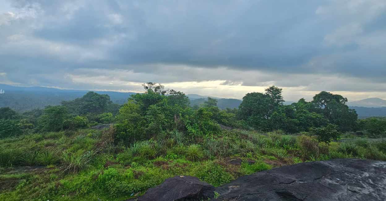 കുഞ്ഞാലിപ്പാറയിലെ മഴയനുഭവം, തൃശൂരിലെ ഈ കാഴ്ച നിങ്ങളെ നിരാശപ്പെടുത്തില്ല ...