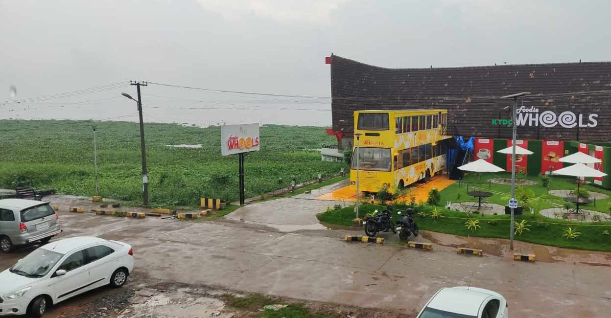 ആകർഷകമായി ഇരുനില ബസ് റസ്റ്ററന്റ്; പോകാം വൈക്കം ബീച്ചിലേക്ക് | Vaikom ...