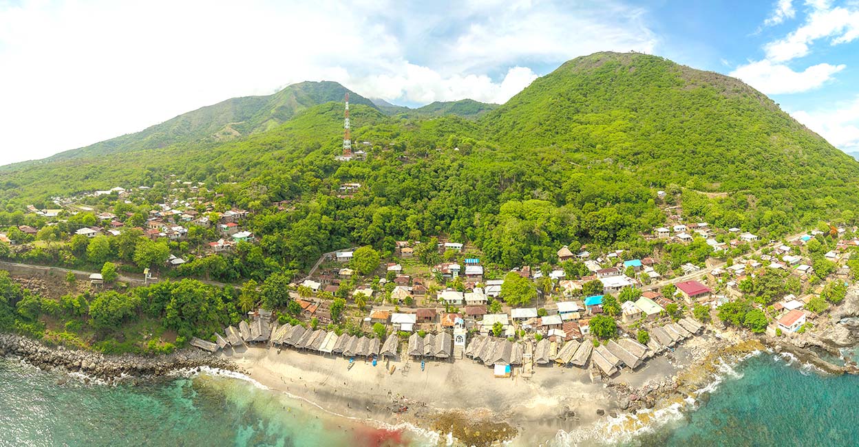 കൂറ്റൻ തിമിംഗലങ്ങളെ വേട്ടയാടുന്നവർ; അമ്പരപ്പിക്കും ഇൗ ഗ്രാമം ...