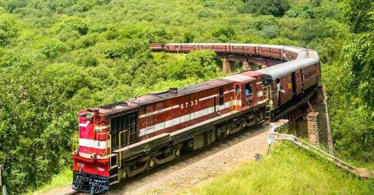 വാലി ക്യൂന്‍ ഹെറിറ്റേജ് ട്രെയിനിലേക്ക് സഞ്ചാരികളെ സ്വാഗതം ചെയ്ത് ...