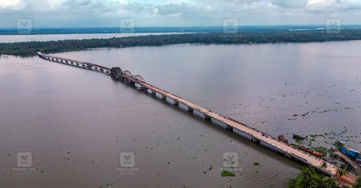 ബോട്ട് ജെട്ടിയിൽ ഉറങ്ങിയ കൊതുക് രാത്രികളേ, വിട; പെരുമ്പളം കര തൊടും ...