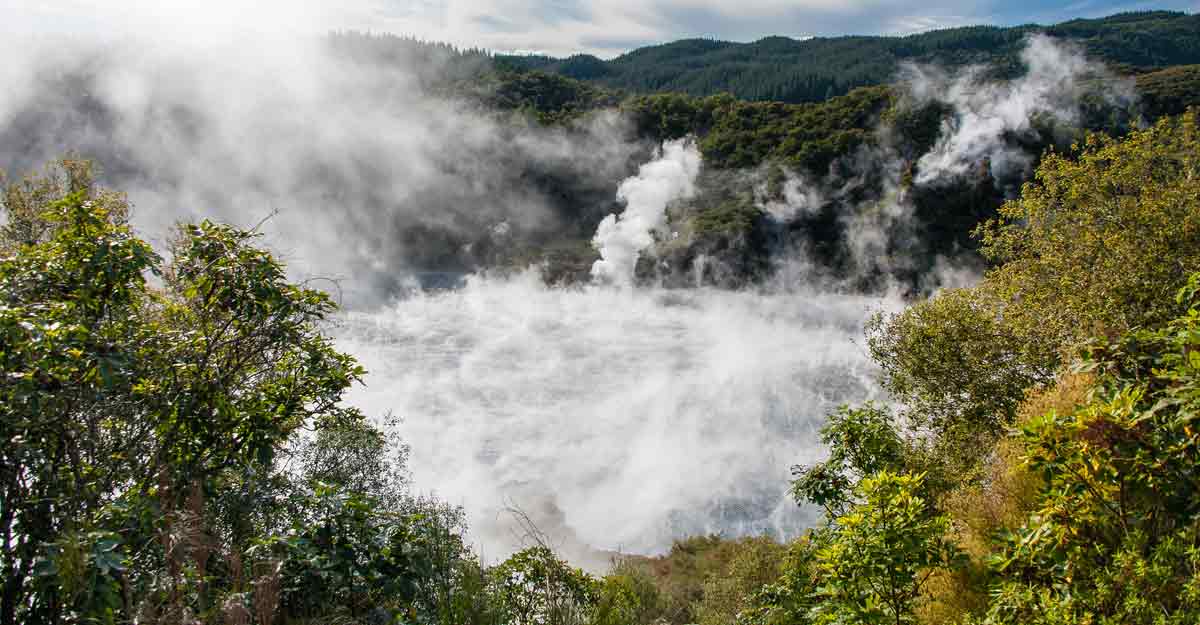ഇൗ തടാകത്തിൽ ചാടിയാൽ ഫ്രൈയാകും; ലോകത്തെ ഏറ്റവും ചൂടുള്ള ജലാശയം | Frying ...