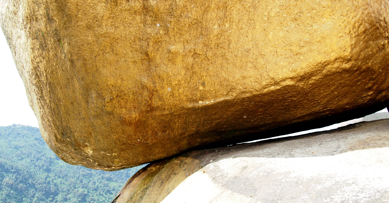 തള്ളിയാൽ താഴേയ്ക്ക് പതിക്കുമോ സ്വർണത്തിൽ പൊതിഞ്ഞ ഈ ഭീമൻകല്ല്| Visit The ...