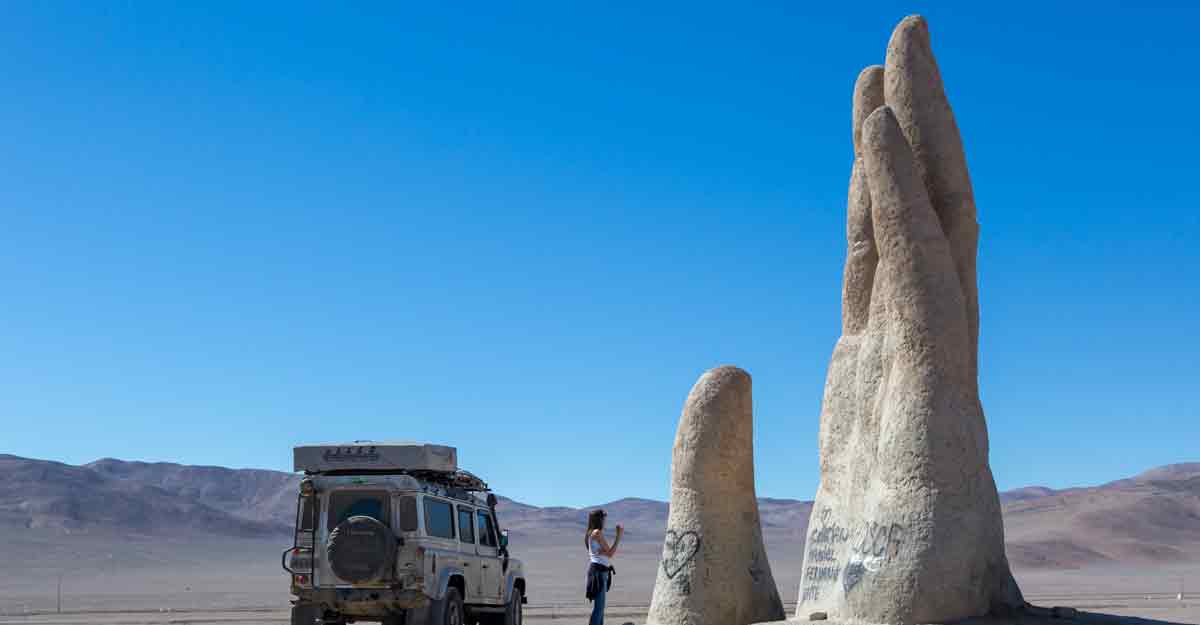 മരുഭൂമിയിൽ ഉയർന്നു നിൽക്കുന്ന ഭീമൻ കൈ; അതിശയ കാഴ്ച തേടി സഞ്ചാരിക ...