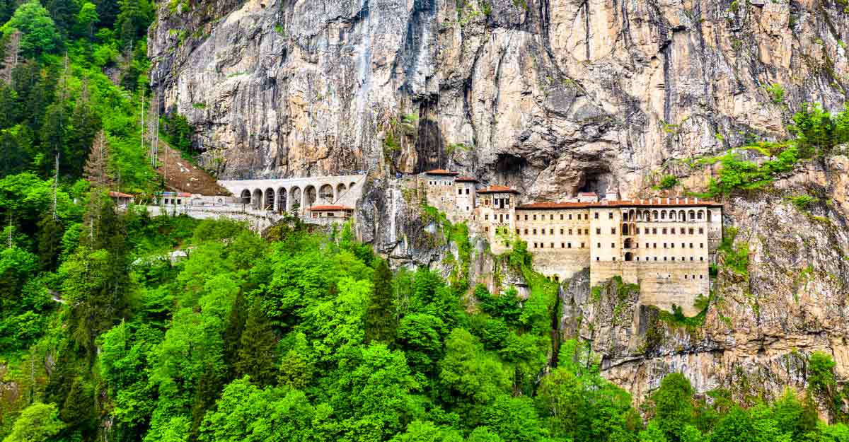 ചെങ്കുത്തായ മലഞ്ചെരുവില്‍ മേഘങ്ങളിൽ മറഞ്ഞിരിക്കുന്ന അദ്ഭുതകാഴ്ച ...