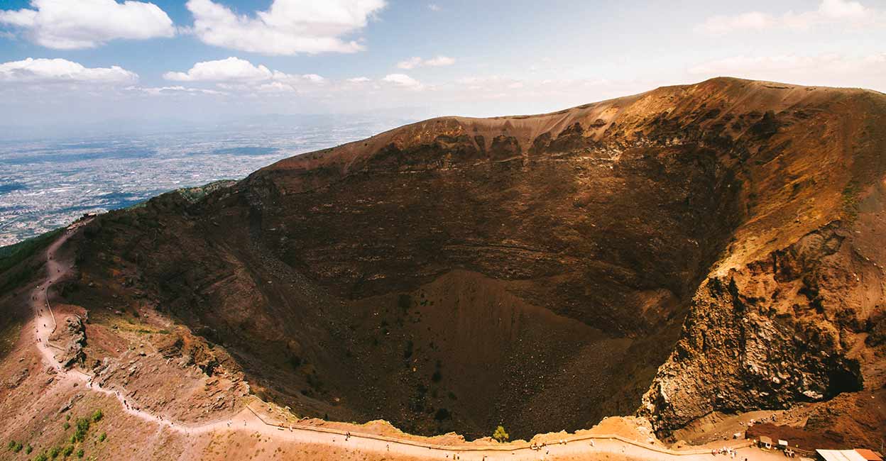 സെല്‍ഫിയെടുക്കുന്നതിനിടെ യുവാവ് അഗ്നിപര്‍വത ഗര്‍ത്തത്തിലേക്ക് വീണു ...