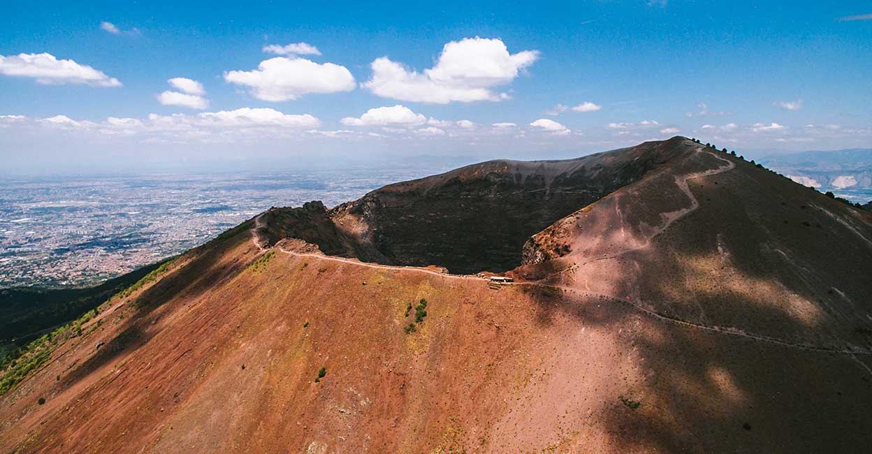 സെല്‍ഫിയെടുക്കുന്നതിനിടെ യുവാവ് അഗ്നിപര്‍വത ഗര്‍ത്തത്തിലേക്ക് വീണു ...