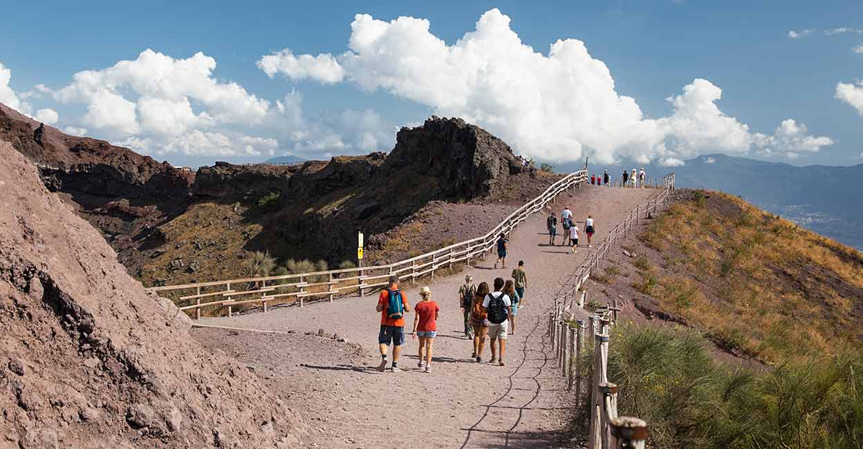 സെല്‍ഫിയെടുക്കുന്നതിനിടെ യുവാവ് അഗ്നിപര്‍വത ഗര്‍ത്തത്തിലേക്ക് വീണു ...