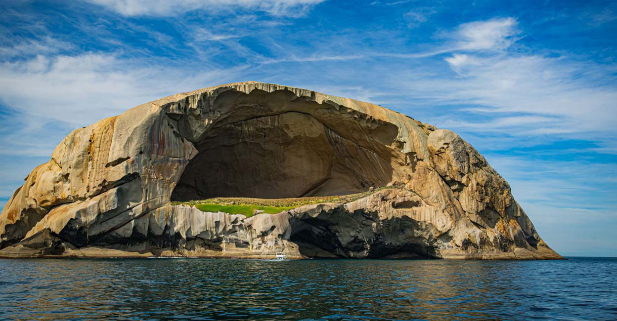 ഇവിടം സന്ദർശിച്ചത് 9 പേർ മാത്രം; തിരമാലകള്‍ കുഴിച്ചെടുത്ത നിഗൂഢ ഗുഹ ...