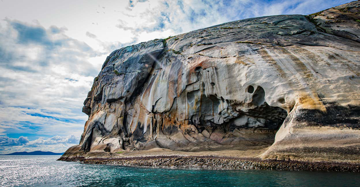 ഇവിടം സന്ദർശിച്ചത് 9 പേർ മാത്രം; തിരമാലകള്‍ കുഴിച്ചെടുത്ത നിഗൂഢ ഗുഹ ...
