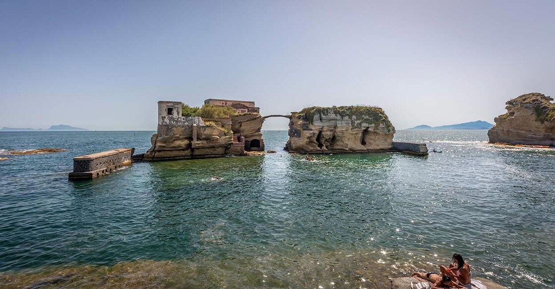 രണ്ടു തുരുത്തുകള്‍ക്കിടയിലെ പാലം; ഇത് ശപിക്കപ്പെട്ട ദ്വീപ് | Gaiola ...