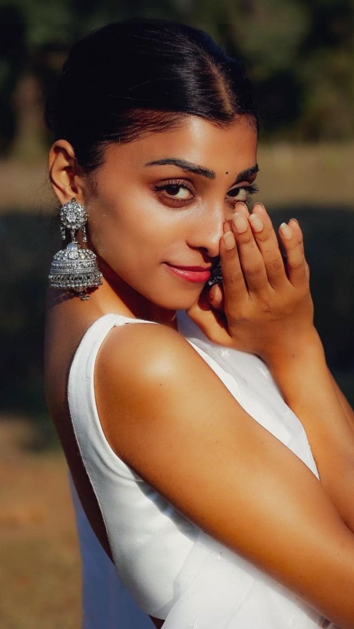 Deepal Shaw's Instagram, Twitter & Facebook on IDCrawl