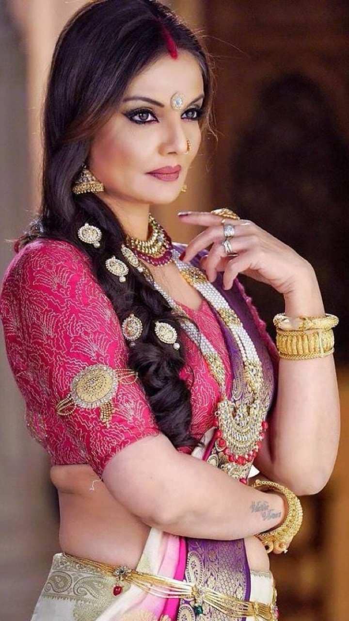 Familia Deepshikha Nagpal Kaishav Arora,Actress Chitrashi Rawat And