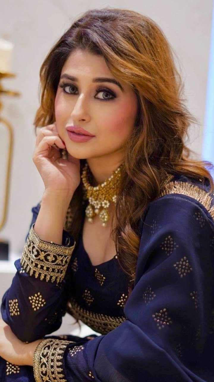 Saba Khan's Instagram, Twitter & Facebook on IDCrawl