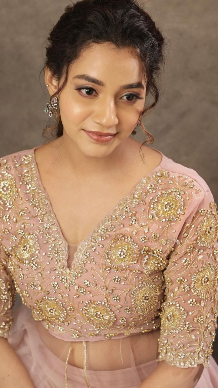 Abarnathi Actress 60 Photos - Moonagedaydream.film