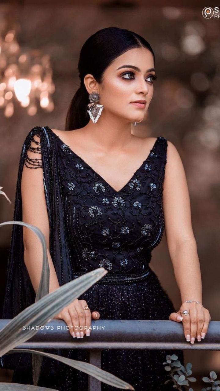 Janani Iyer In Vinnaithandi Varuvaya