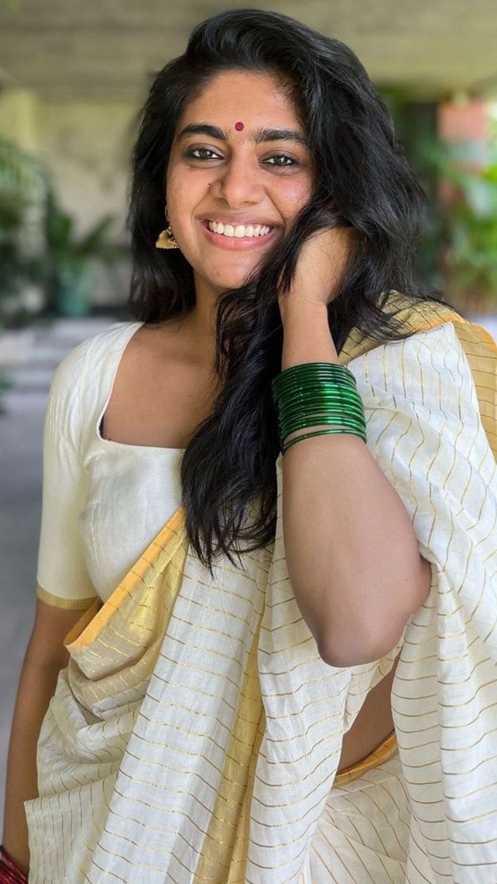 സാരിയിൽ തിളങ്ങി നിമിഷ സജയൻ