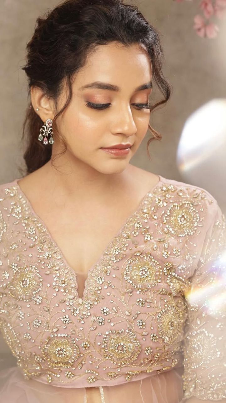 Abarnathi Actress 60 Photos - Moonagedaydream.film