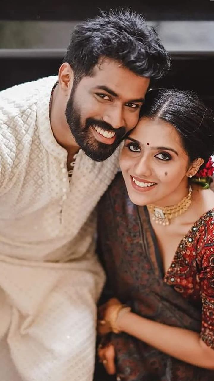 ഗായകൻ ശ്രീനാഥ് വിവാഹിതനാകുന്നു വധു സംവിധായകൻ സേതുവിന്റെ മകൾ Web Stories Manorama Online
