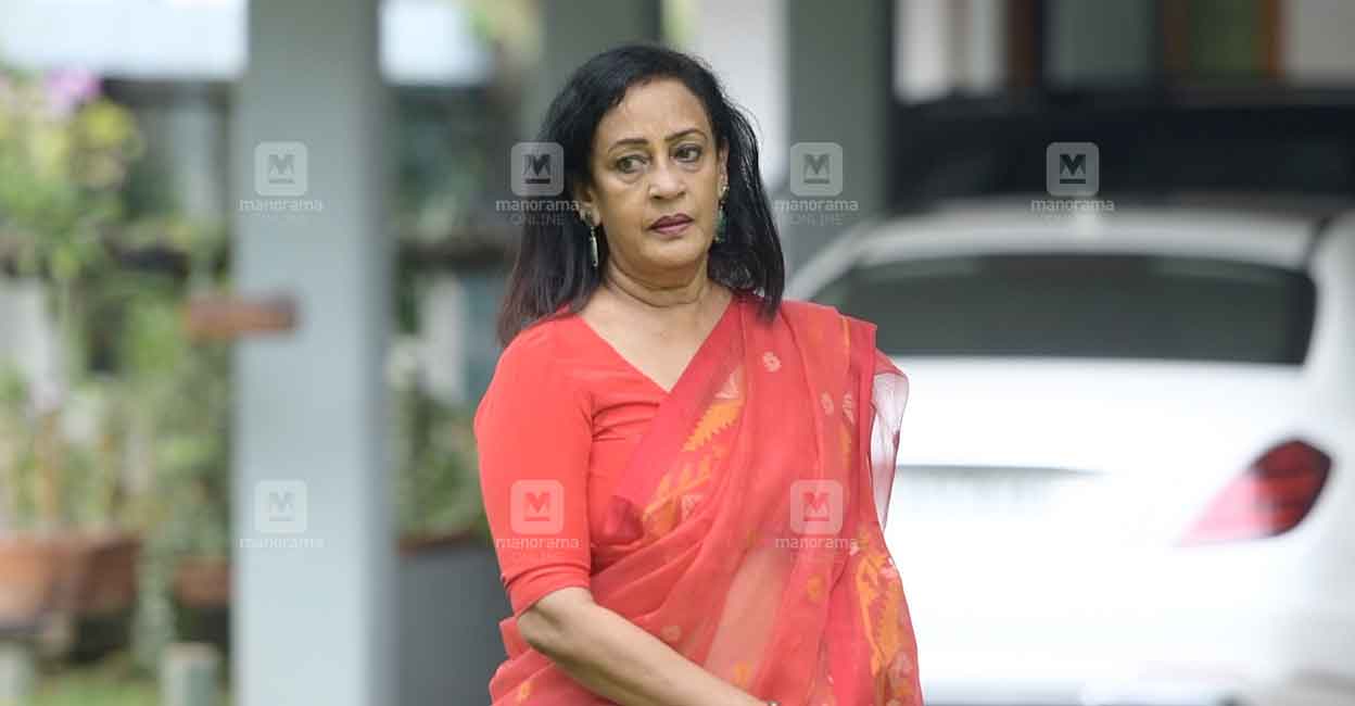 നിങ്ങളുടെ ഭാര്യ എന്താണ് ഈ കാണിക്കുന്നതെന്നു ചോദിച്ച് ഭർത്താവിന് ...