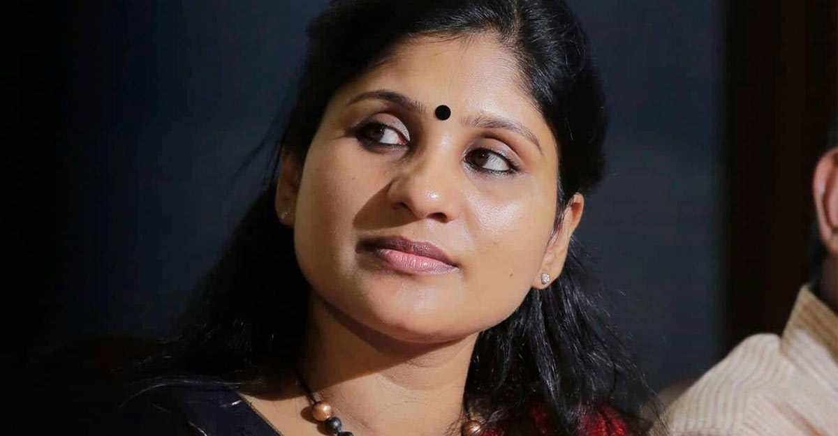 ഒരുത്തനിട്ട് പൊട്ടിച്ചപ്പോഴേക്കും എത്ര പേർക്കാണ് കൊണ്ടത്| women| viral ...